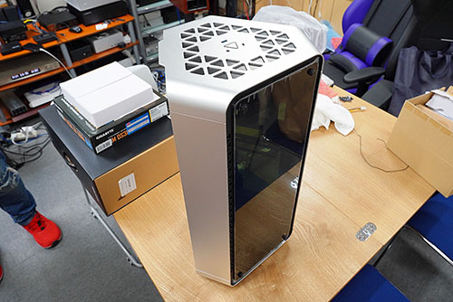 Ryzen Threadripper PRO 5000WXシリーズ発売、三角柱風デザインのユニークなMini-ITXケース、ドバイ仕様の ...