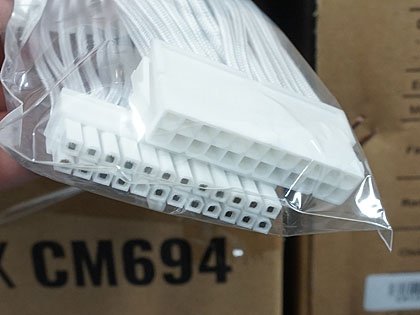 白スリーブの電源延長ケーブルや黒いM.2 SSD用固定ネジ、アイネックス製 - AKIBA PC Hotline!