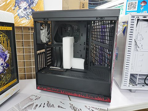 VTuber「森カリオペ」× HYTEコラボのPCケース「Y40 Mori Calliope Limited Edition」の予約スタート - AKIBA PC Hotline!