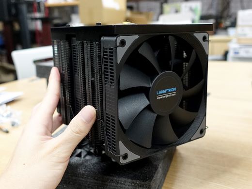 6インチ液晶搭載のド派手なCPUクーラー「LAMPTRON ST060」、オリオスペックにサンプル入荷 - AKIBA PC Hotline!