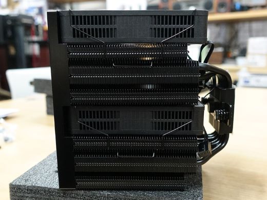 6インチ液晶搭載のド派手なCPUクーラー「LAMPTRON ST060」、オリオスペックにサンプル入荷 - AKIBA PC Hotline!