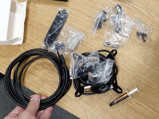 6インチ液晶搭載のド派手なCPUクーラー「LAMPTRON ST060」、オリオスペックにサンプル入荷 - AKIBA PC Hotline!