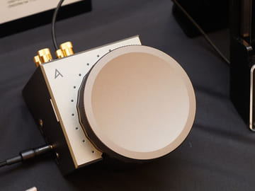 AKからデスクトップアンプ「ACRO L1000」。Fate仕様の「AK70 MKII」初披露 - AV Watch