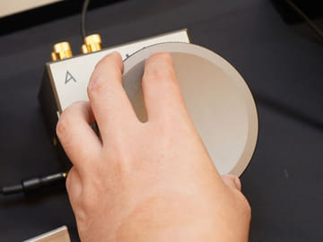 AKからデスクトップアンプ「ACRO L1000」。Fate仕様の「AK70 MKII」初披露 - AV Watch