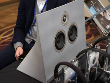 AKからデスクトップアンプ「ACRO L1000」。Fate仕様の「AK70 MKII」初披露 - AV Watch