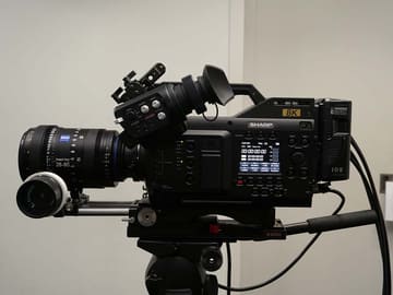 シャープ、1台で8K/60p撮影できる世界初8Kのカムコーダ。2020年はコンシューマも8K - AV Watch