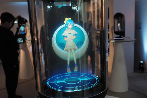 嫁キャラと生活を始めたら、もう戻れないかも。「Gatebox」量産モデル販売開始 - AV Watch