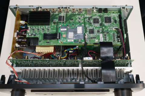 【レビュー】5万円台で衝撃の音、デノン・山内氏が手掛けたAVアンプ3機種を全て聴く - AV Watch