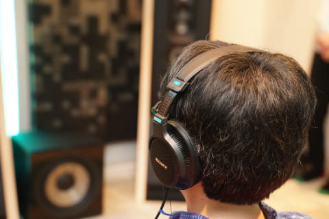 【ミニレビュー】ソニーモニターヘッドフォン「MV1」で“スタジオの音を再現”してみた - AV Watch