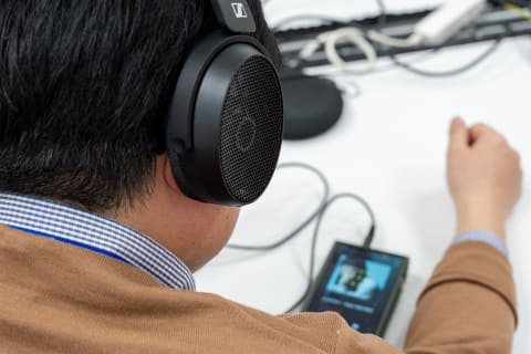 【レビュー】注目の開放型モニター、ゼンハイザー「HD490 PRO」とソニー「MDR-MV1」編集部で聴いてみた - AV Watch