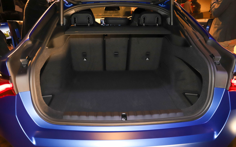 BMW、新型BEV「i4」を公開 2022年ビジネス・ストラテジーおよび新型電動モデル発表会 - Car Watch