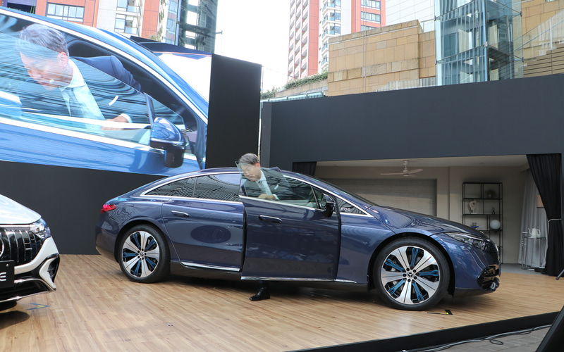 メルセデス・ベンツ、新型バッテリEV「EQS」「EQE」発表会 12月に世界初のEQ専売拠点を横浜にオープン - Car Watch