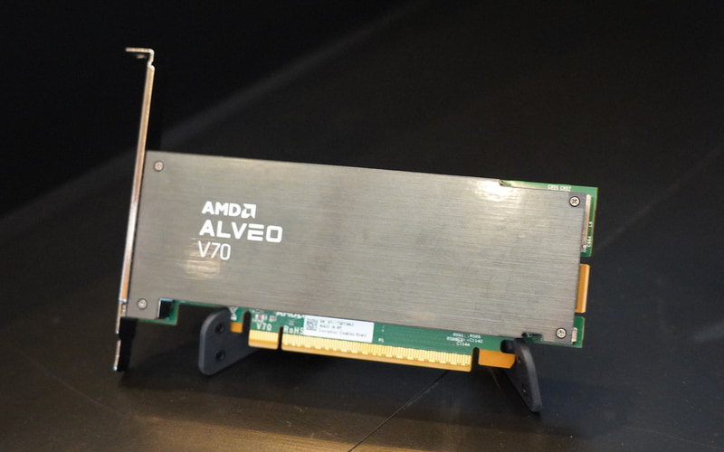 AMD、テスラにも採用されている10TFLOPSのGPUを搭載したAAAゲームがプレイできる車載システムをCES2023で展示 - Car Watch