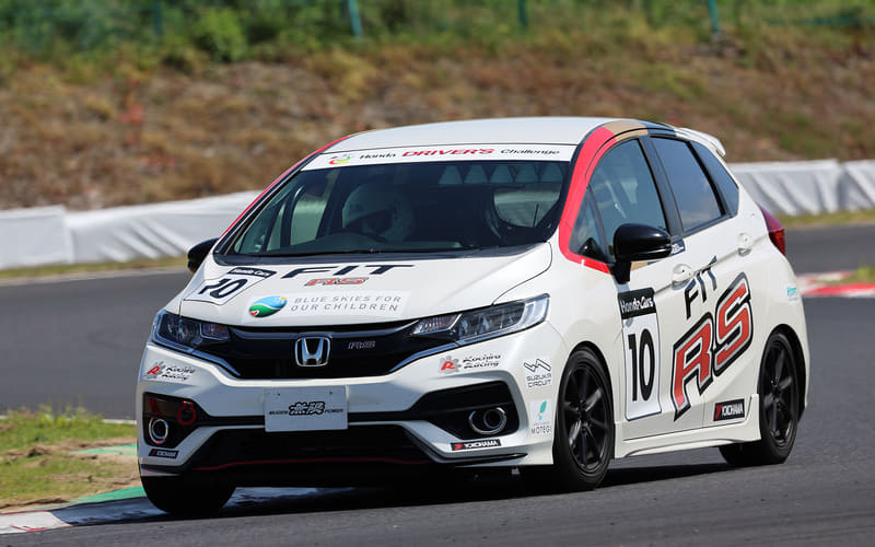 レース仕様のフィットRSを借りて参加できる「Honda Sports Driving Program（SCHOOL）」開催 - Car Watch