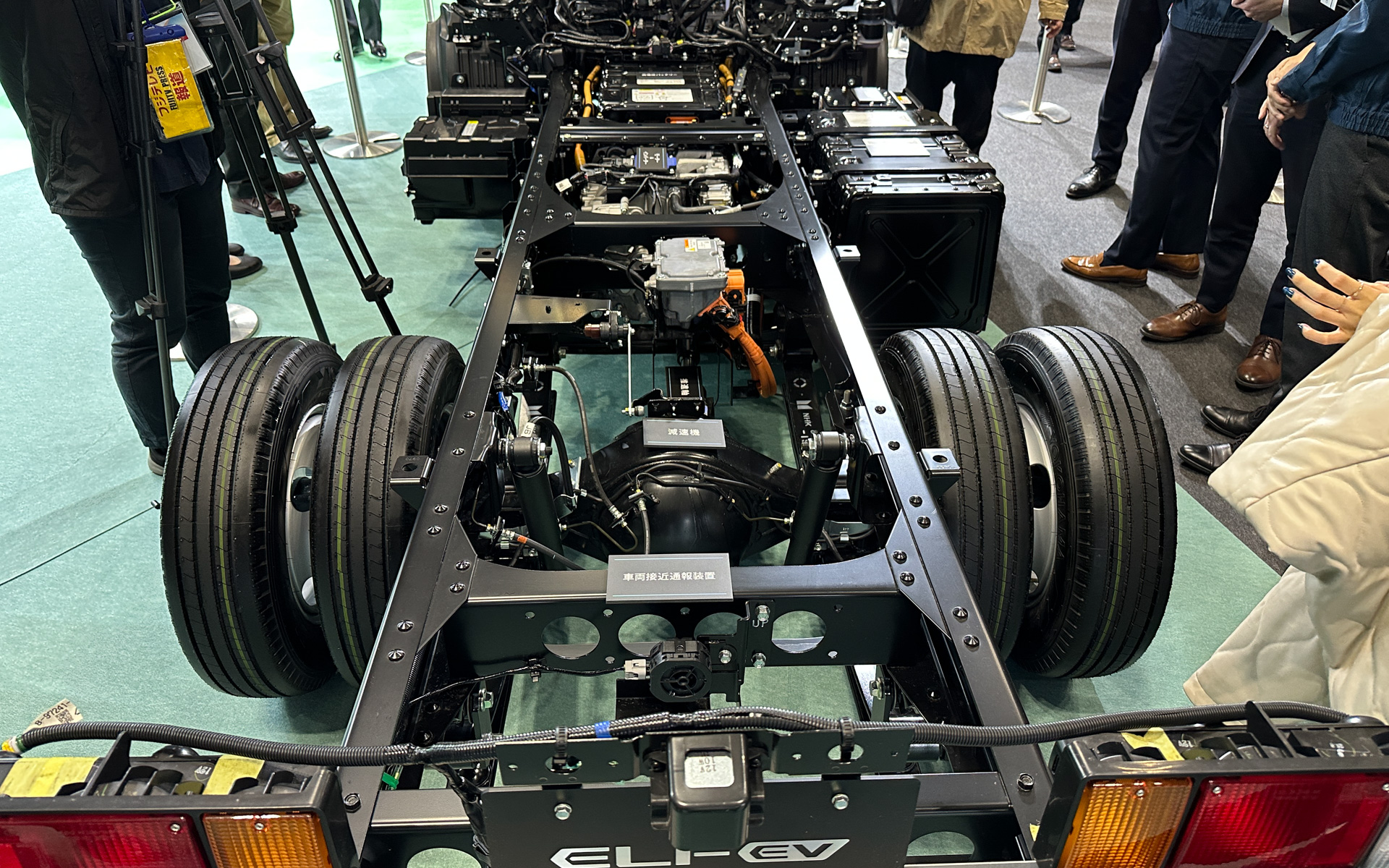 [画像]いすゞ、新型「エルフ」世界初公開 BEV/HEV/FCEV対応の新プラットフォームや＋300mm余裕ある「スペースキャブ」など“選べる自由”を提供 / (15/42) - Car Watch