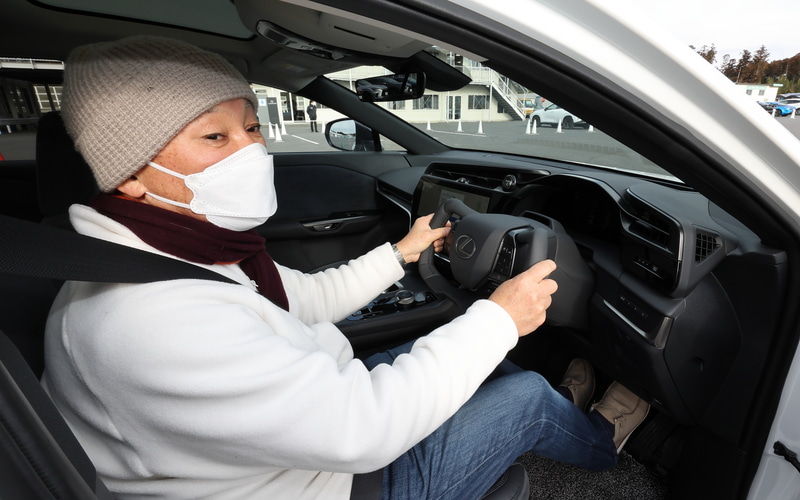 【試乗インプレ】レクサスの新型バッテリEV「RZ」に搭載予定のステアバイワイヤを初体験 異形ステアリングを握って感じた未来 / - Car Watch