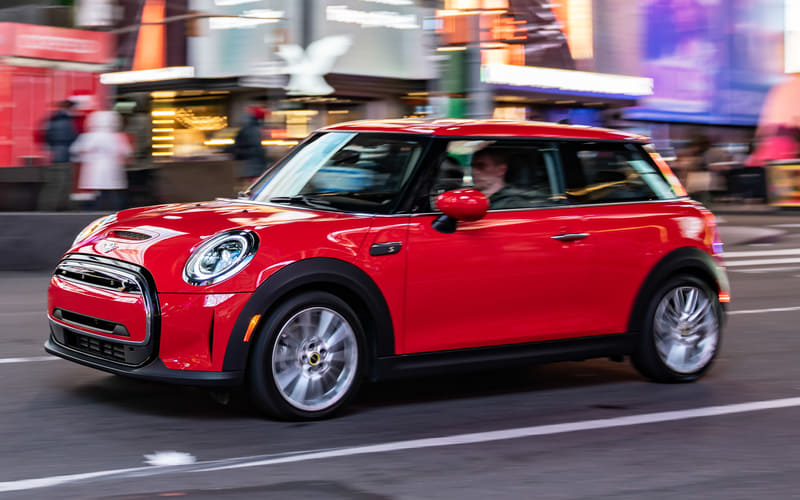 MINI、現行3ドアモデルが累計生産100万台を達成 記念すべき100万台目はバッテリEVの「Cooper SE」 - Car Watch