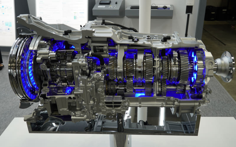 3月デビューの新型「エルフ」と9速DCTを展示するいすゞブース