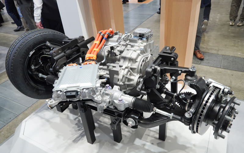 日野、超低床構造の小型電気トラック「デュトロ Z EV」と前輪駆動モジュールなどを展示