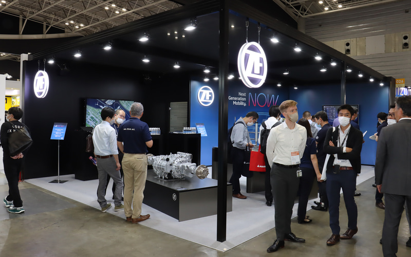 ZF、ピックアップトラックや商用バンを電動化する「eBeam Axle」や温まるベルト「ヒートベルト」展示