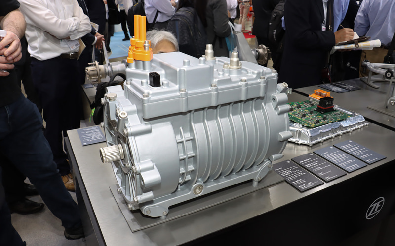 ZF、ピックアップトラックや商用バンを電動化する「eBeam Axle」や温まるベルト「ヒートベルト」展示