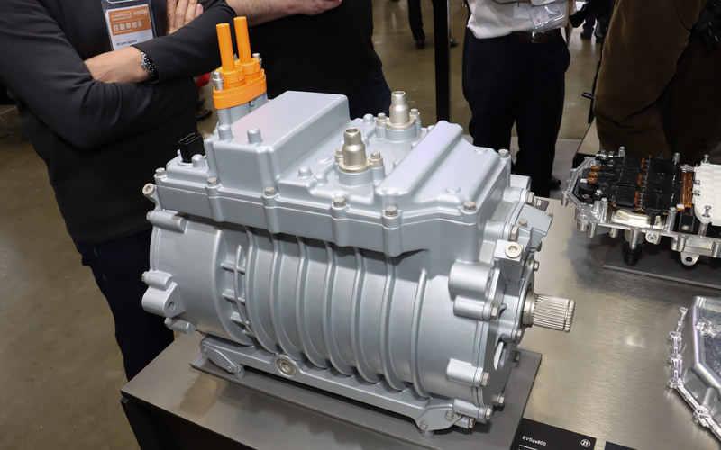 ZF、ピックアップトラックや商用バンを電動化する「eBeam Axle」や温まるベルト「ヒートベルト」展示