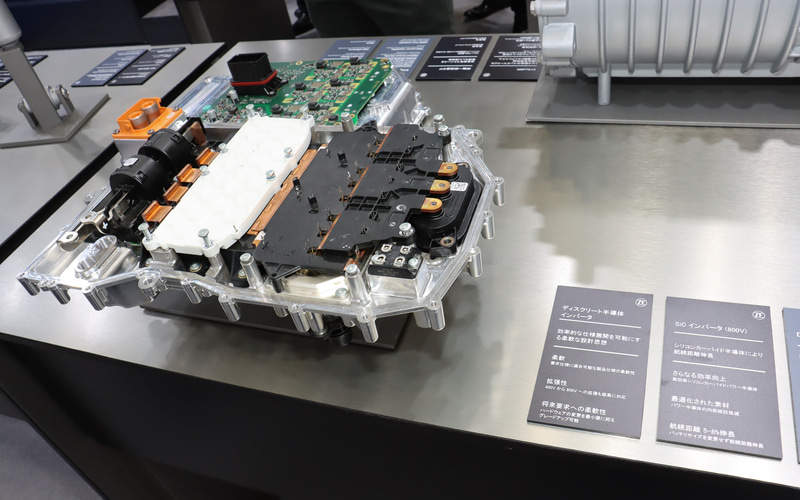 ZF、ピックアップトラックや商用バンを電動化する「eBeam Axle」や温まるベルト「ヒートベルト」展示