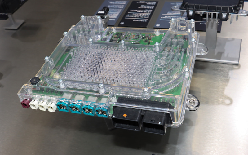 ZF、ピックアップトラックや商用バンを電動化する「eBeam Axle」や温まるベルト「ヒートベルト」展示