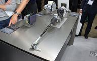 ZF、ピックアップトラックや商用バンを電動化する「eBeam Axle」や温まるベルト「ヒートベルト」展示