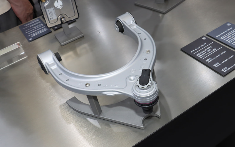 ZF、ピックアップトラックや商用バンを電動化する「eBeam Axle」や温まるベルト「ヒートベルト」展示