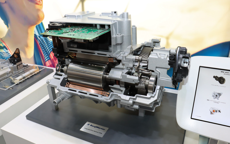 ボルグワーナー、「Integrated Drive Module（iDM）」など車両の電動化に関連する製品展示