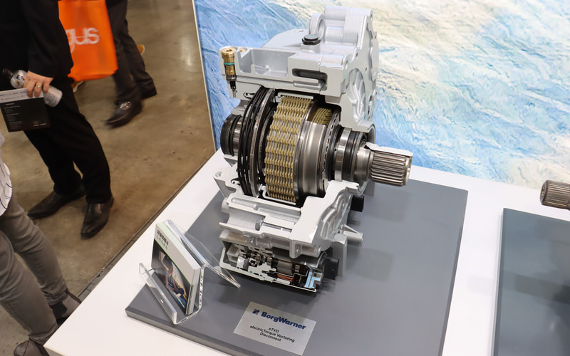 ボルグワーナー、「Integrated Drive Module（iDM）」など車両の電動化に関連する製品展示
