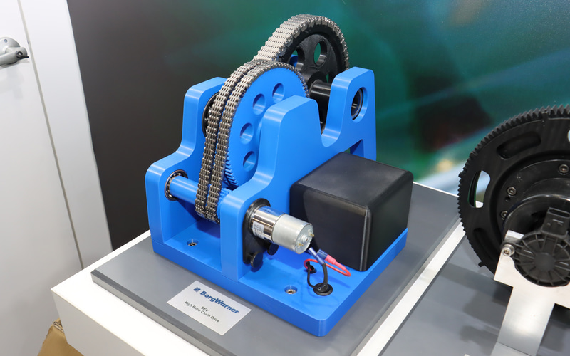 ボルグワーナー、「Integrated Drive Module（iDM）」など車両の電動化に関連する製品展示