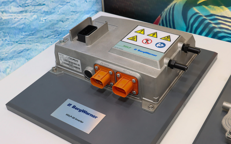 ボルグワーナー、「Integrated Drive Module（iDM）」など車両の電動化に関連する製品展示