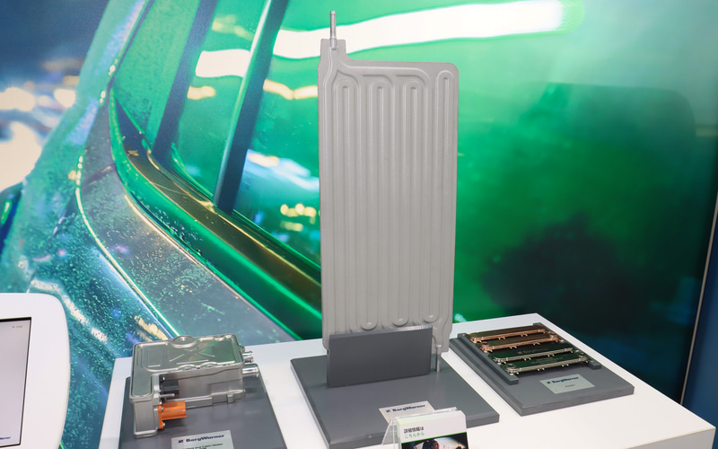 ボルグワーナー、「Integrated Drive Module（iDM）」など車両の電動化に関連する製品展示