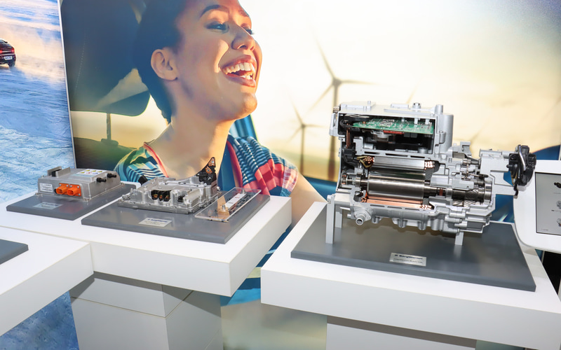 ボルグワーナー、「Integrated Drive Module（iDM）」など車両の電動化に関連する製品展示