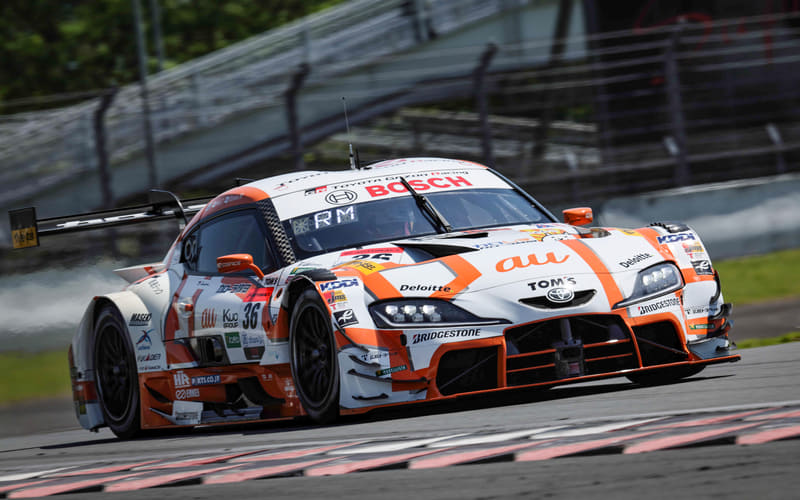 KDDI、SUPER GT参戦中の「TGR TEAM au TOM'S」のレーシングカーやドライバー＆サーキットクイーンの写真にサインが入ったNFTを発売 - Car Watch