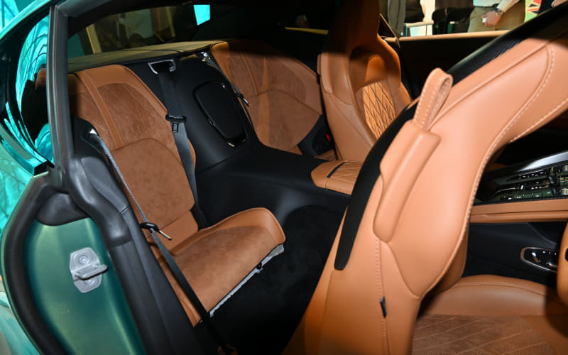 アストンマーティン、新型「DB12」日本初公開 2＋2のグランドツーリングカーは2990万円 - Car Watch