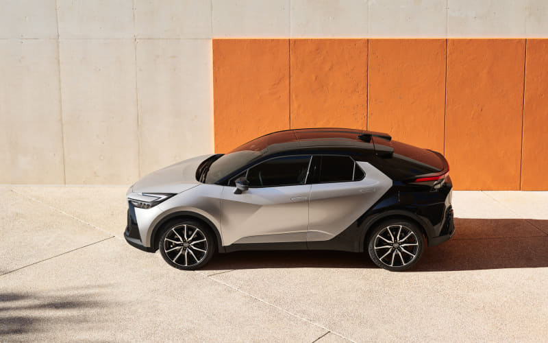 トヨタ、新型「C-HR」を欧州で世界初公開 2種類のハイブリッドとともにPHEVをラインアップ - Car Watch