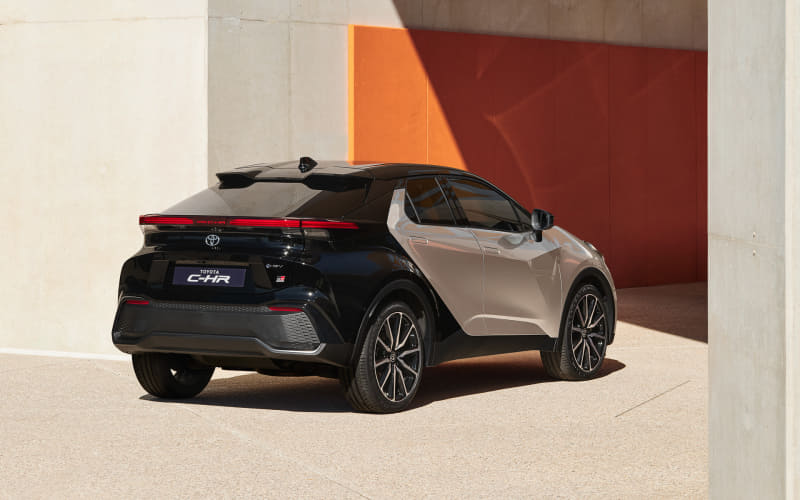 トヨタ、新型「C-HR」を欧州で世界初公開 2種類のハイブリッドとともにPHEVをラインアップ - Car Watch