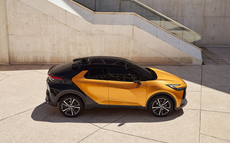 トヨタ、新型「C-HR」を欧州で世界初公開 2種類のハイブリッドとともにPHEVをラインアップ - Car Watch