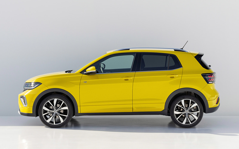 フォルクスワーゲン、コンパクトSUV「T-Cross」を大幅改良 前後デザインの刷新や鮮やかな新色を追加 - Car Watch