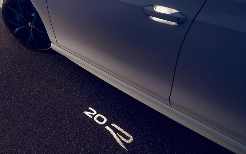 フォルクスワーゲン、20周年記念特別仕様車「ゴルフ R 20 Years」 専用チューニングエンジンやロゴを採用し792万8000円 ...