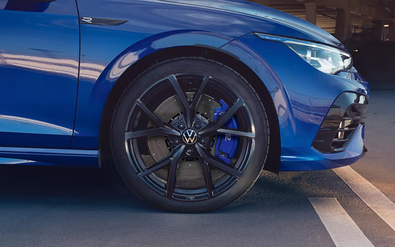 フォルクスワーゲン、20周年記念特別仕様車「ゴルフ R 20 Years」 専用チューニングエンジンやロゴを採用し792万8000円 ...
