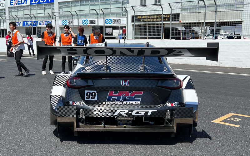 岡山で初公開された、ホンダ・レーシング「シビック タイプR-GT」 2024年からGT500クラスに参戦 - Car Watch