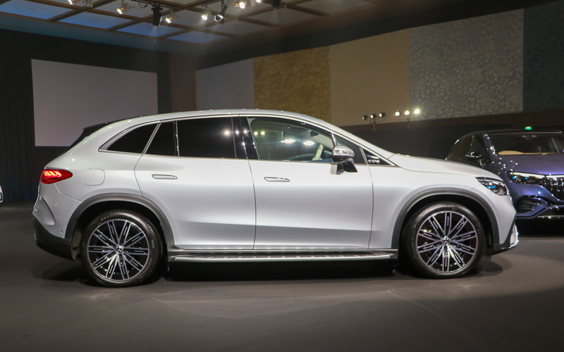 メルセデス・ベンツ、新型バッテリEVモデル「EQE SUV」発表 ブランド初のV2H/V2Lを可能にしたラグジュアリーSUV - Car Watch