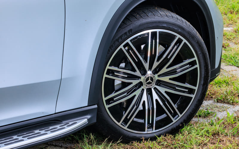 メルセデス・ベンツの新型EV「EQE SUV」試乗 “プレミアムオールラウンダー”の実力やいかに？ / - Car Watch