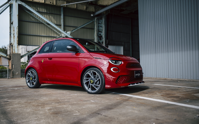 アバルト初のバッテリEV「500e」発表会 エキゾーストノートが響き「こんな電気自動車いままでありましたか」と打越社長 - Car Watch