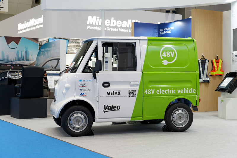ヴァレオ＆市光工業、全長2.5mの超小型EVや隠れるディスプレイ、車両前方ディスプレイ「e-Face」など展示