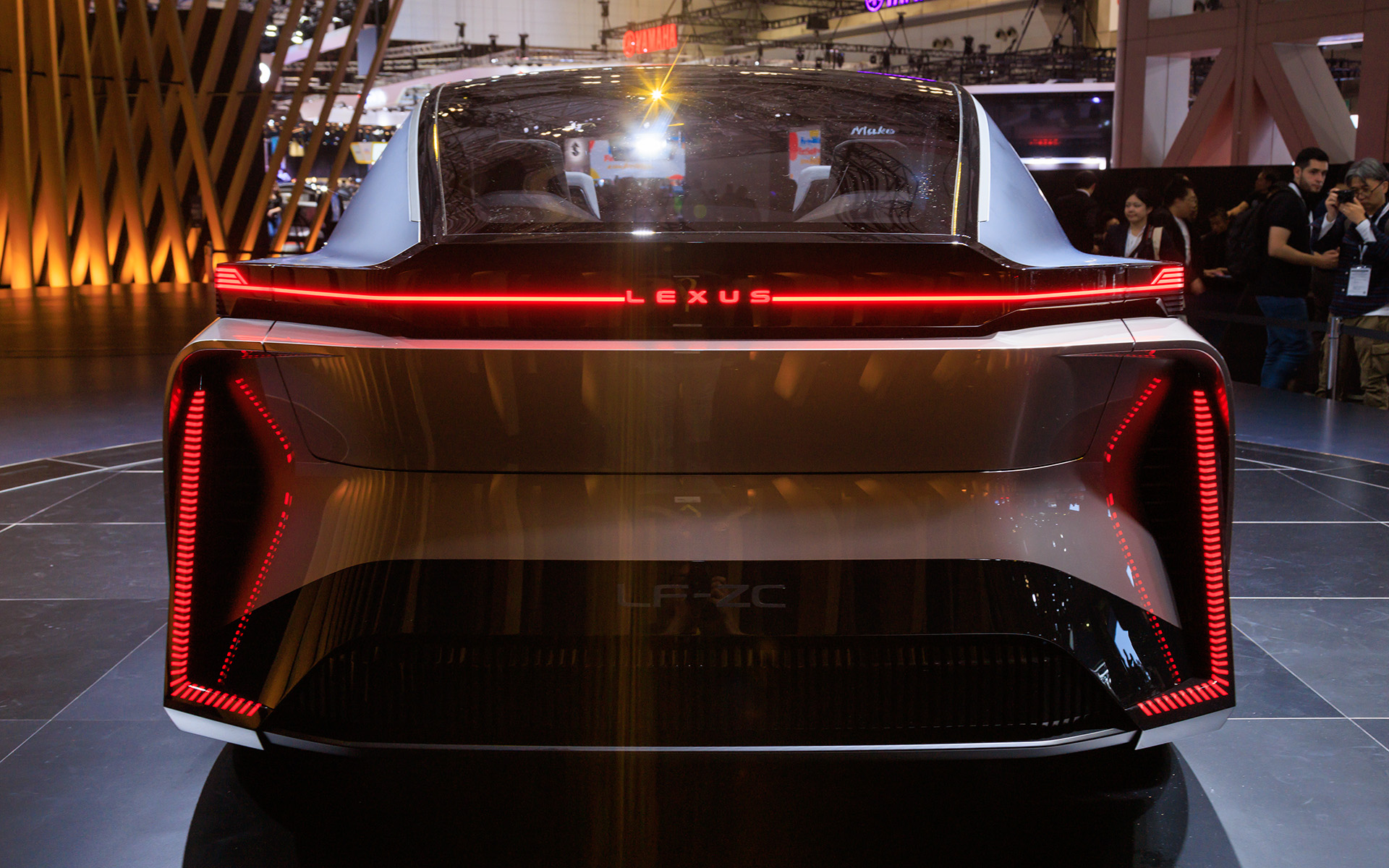 [拡大画像]レクサスブースに展示される2台のバッテリEVコンセプトカー「LF-ZC」「LF-ZL」